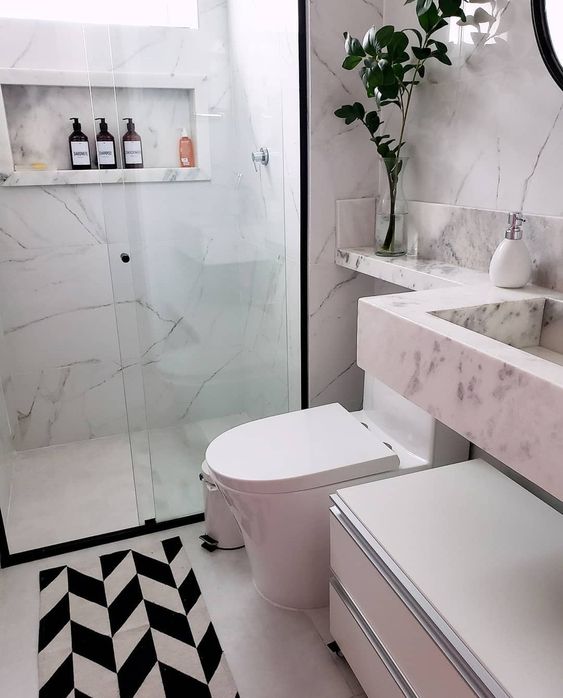 banheiro-pequeno-porcelanato-marmorizado - Viajando no ApêViajando no Apê banheiro-pequeno-porcelanato-marmorizado - Viajando no ApêViajando no Apê